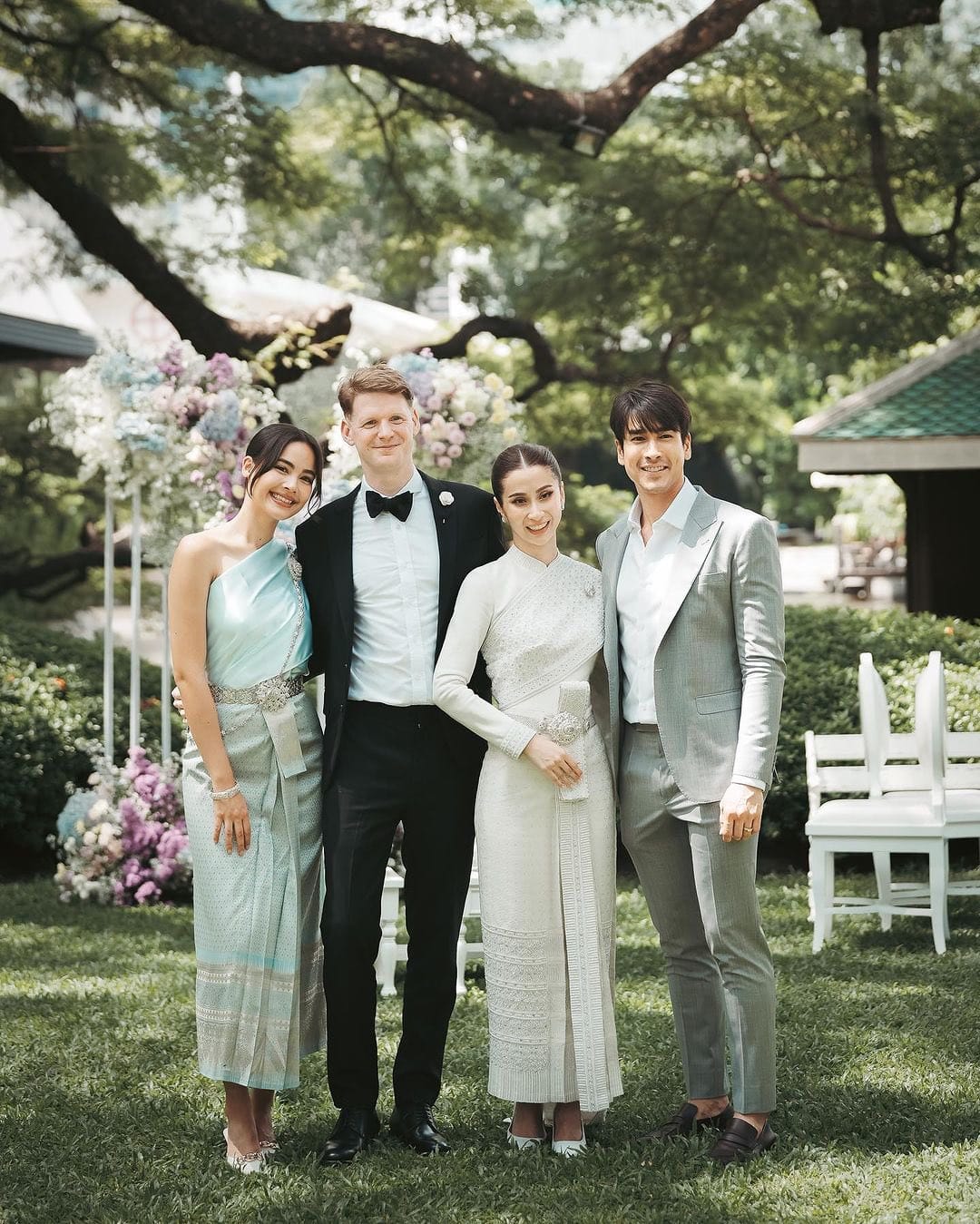 Yaya cùng Nadech tham dự hôn lễ bạn thân, khoảnh khắc nàng chăm chú ...