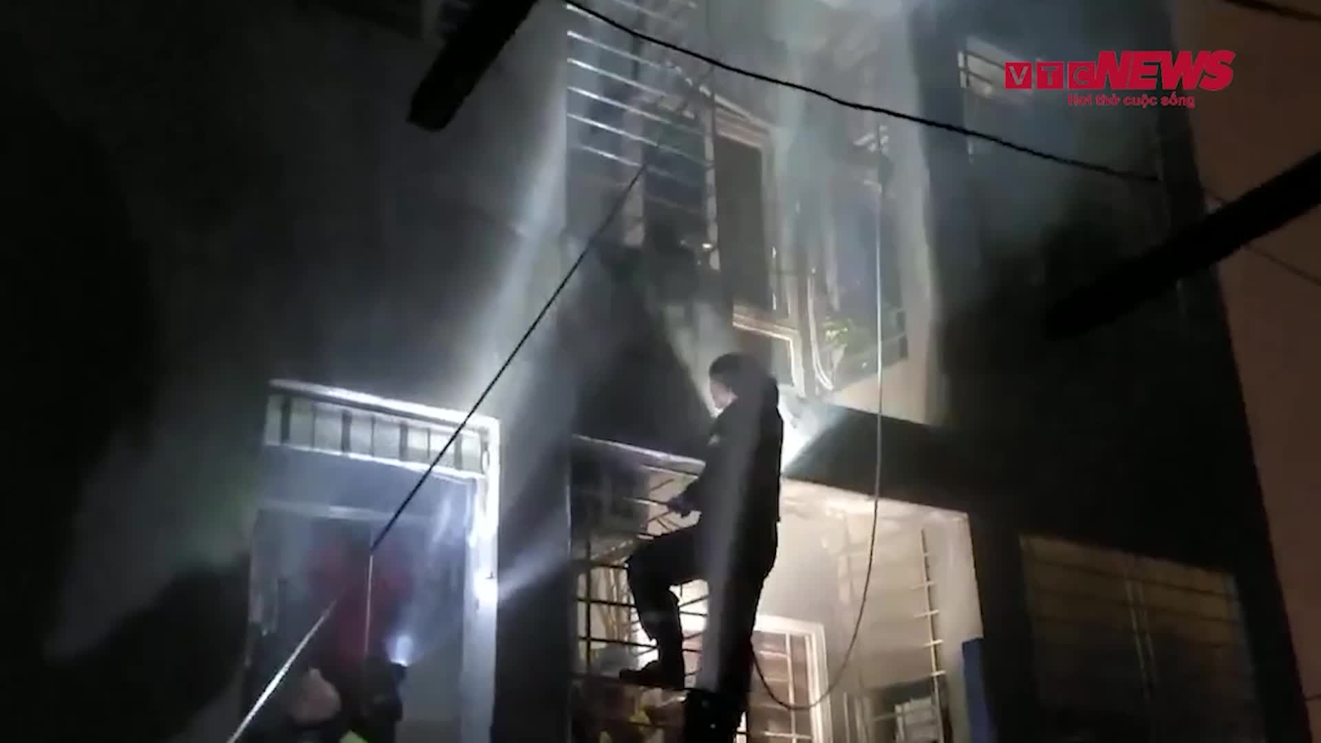Chiến sỹ Cảnh sát PCCC đu dây cứu người kẹt trong vụ cháy chung cư mini ...