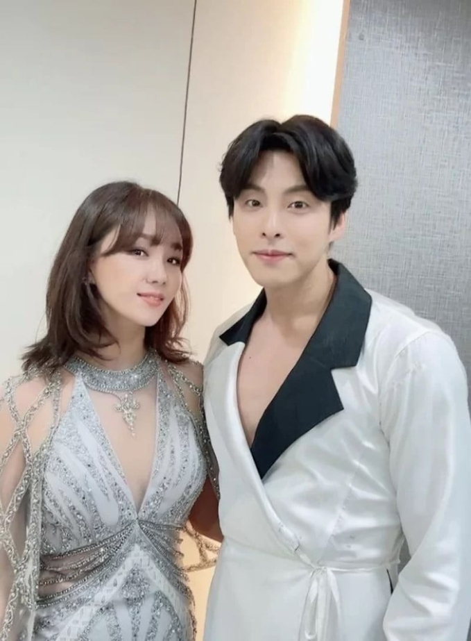 Tranh cãi bộ ảnh cưới của nữ ca sĩ Lim Jeong Hee và mỹ nam kém 6 tuổi ...