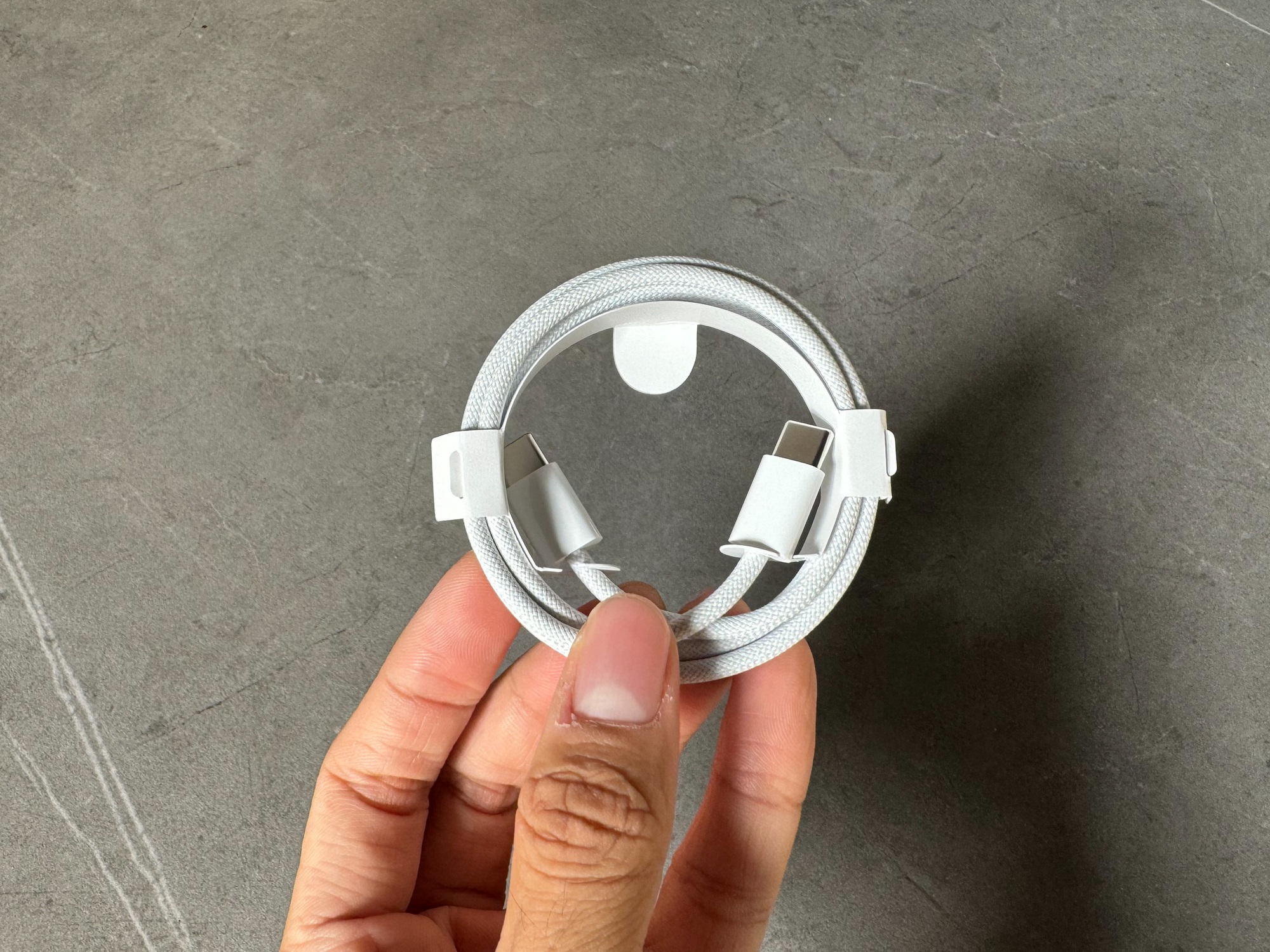 Mở hộp iPhone 15 Pro Max titan tự nhiên tại Singapore, phát hiện chi ...