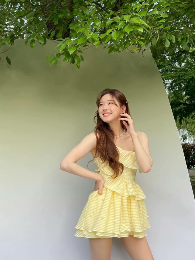 Triệu Lộ Tư được phong danh ''thánh tạo trend'' Cbiz, cứ diện váy áo lên người là giúp brand bán ...