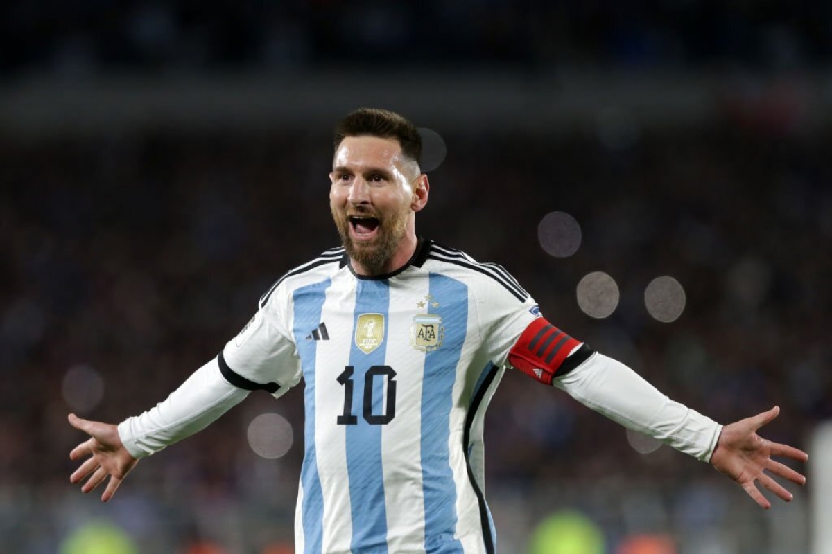 Siêu phẩm đá phạt trước Ecuador đưa Messi chạm cột mốc kỷ lục