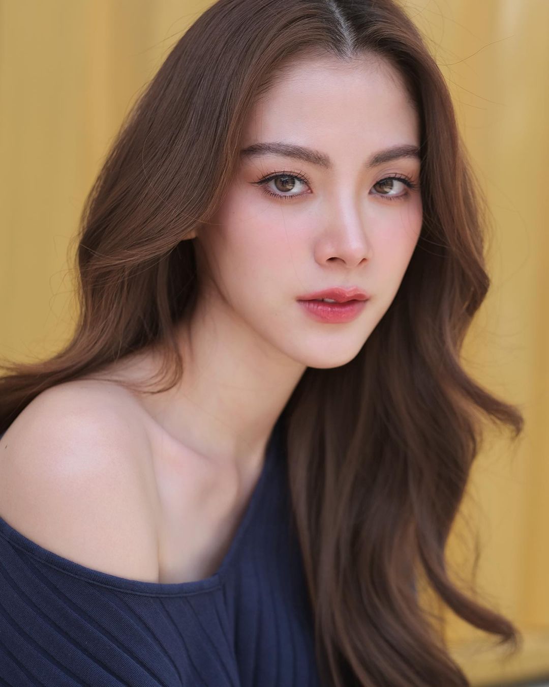 Baifern khoe visual khi ở Hàn, lại để lộ đôi chân khẳng khiu khiến netizen lo lắng