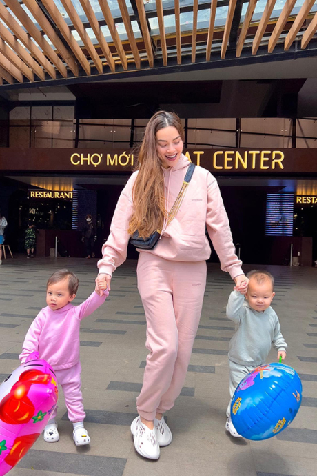 Hà Hồ thường xuyên đưa Lisa - Leon đến công viên