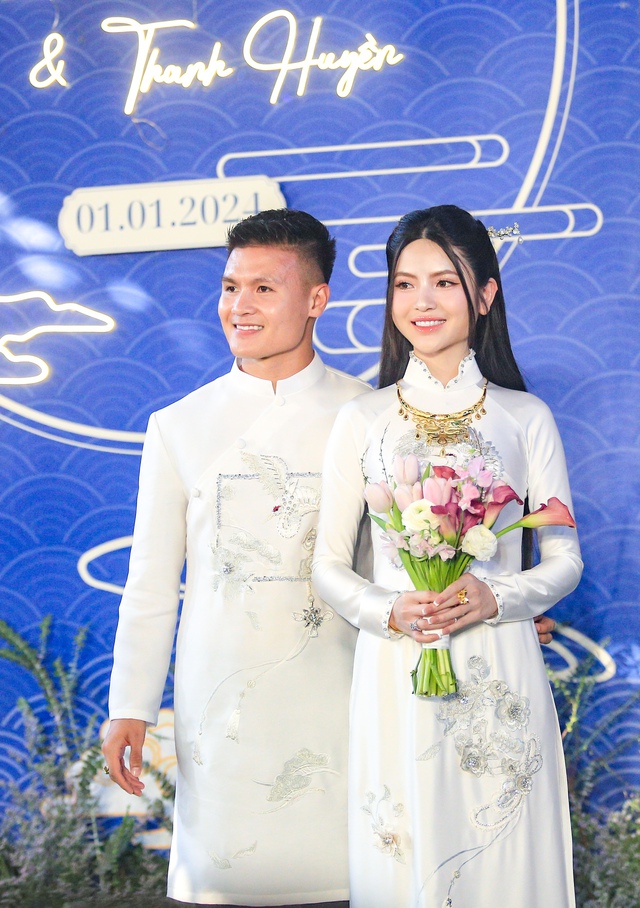 Quang Hải đỡ Chu Thanh Huyền lên bậc, công khai hôn vợ trước họ hàng, tình tứ thế này ai còn đồn ...