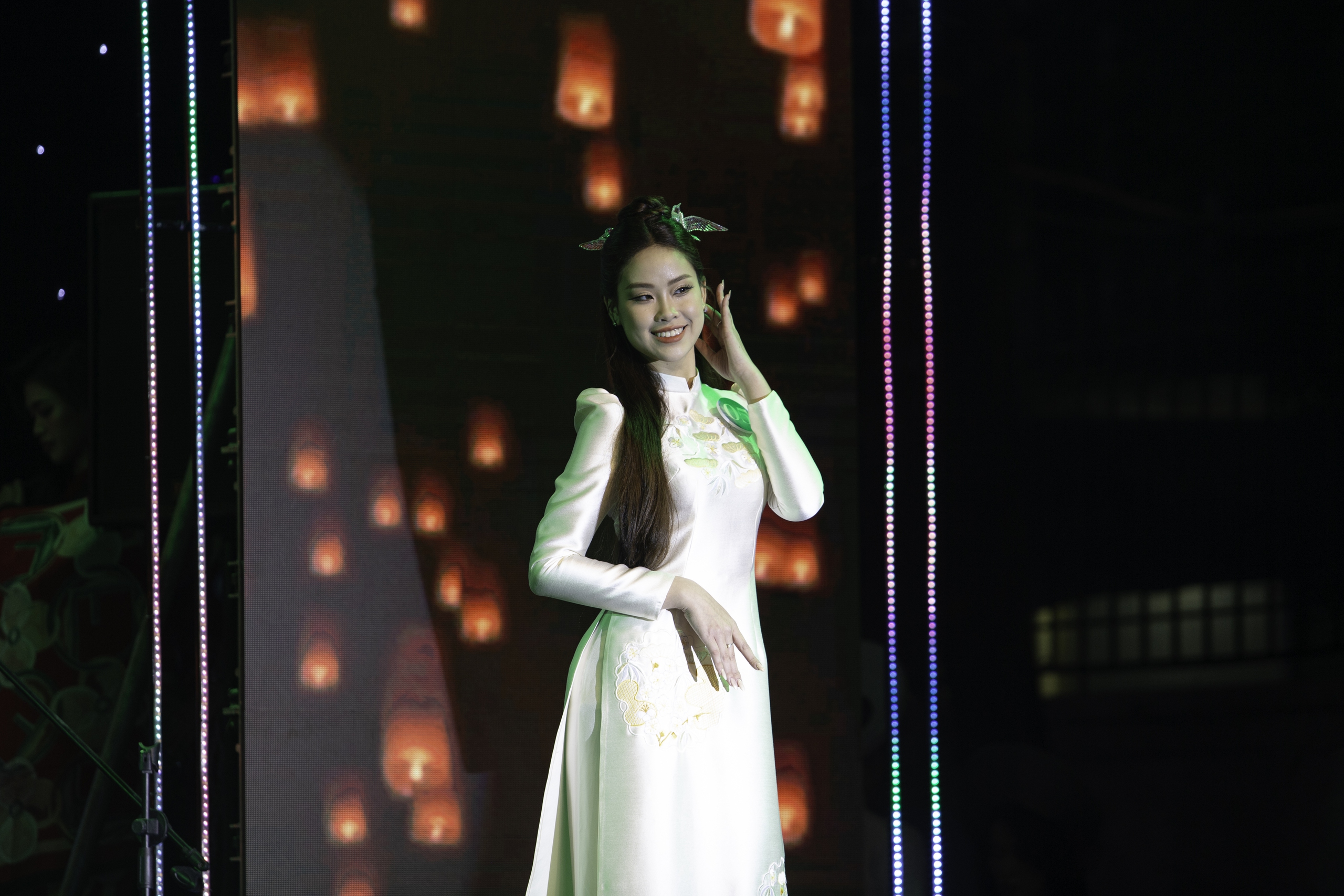 Nữ sinh 1m79 đăng quang Hoa khôi Ngoại thương: Nổi bật ở tất cả các ...