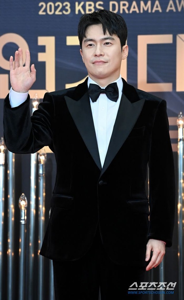 Lần đầu nhận giải, nam diễn viên gây sốt luôn vì bài phát biểu thực tế đến mức dàn sao phải bật ...