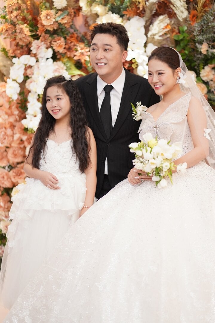 Mẹ ca sĩ Yanbi đi xe lăn lên lễ đường trao sính lễ cho con dâu