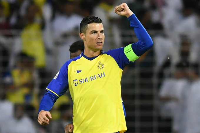 Sức hút khó tin của Ronaldo: Chỉ một chiếc áo có chữ ký cũng bán được tiền tỷ