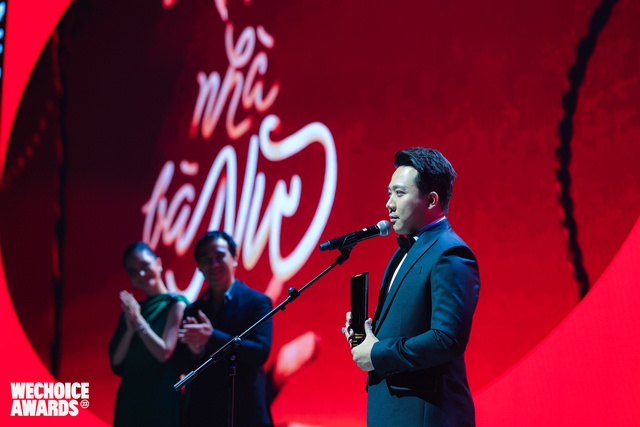 Trấn Thành khoe cúp WeChoice Awards 2023, dàn sao Vbiz đổ xô vào chúc mừng