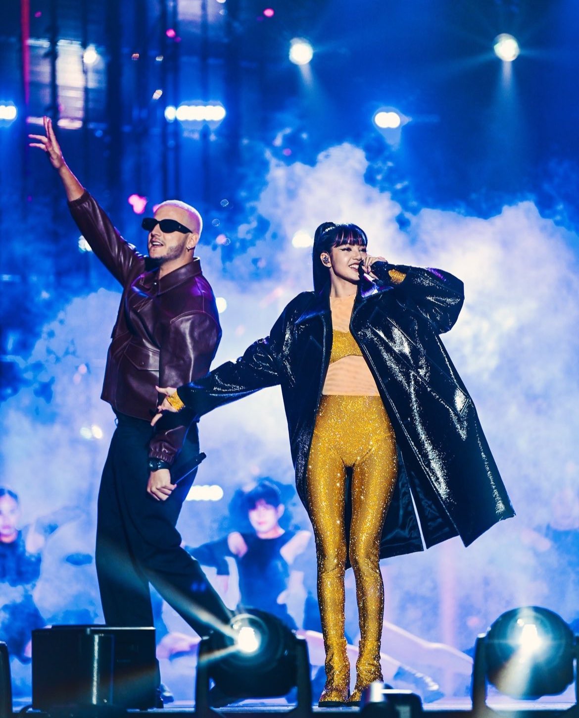 Khung hình quyền lực: Lisa thả dáng cực chảnh cùng Rihanna, khoảnh khắc ...