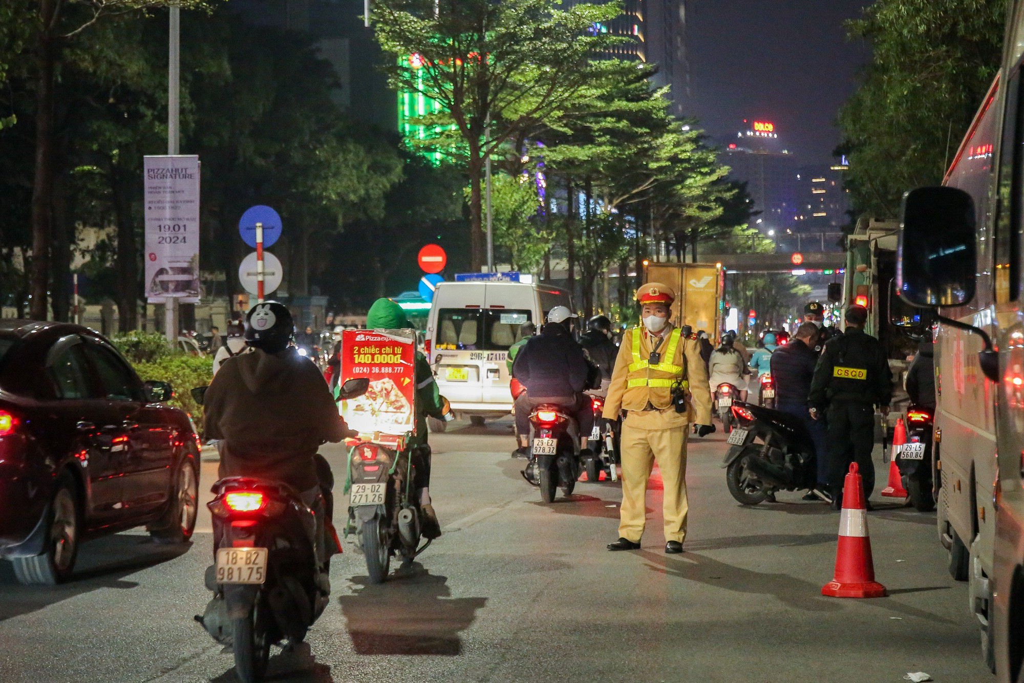 Quái xế “thông chốt” ngã sõng soài khi gặp lực lượng 141