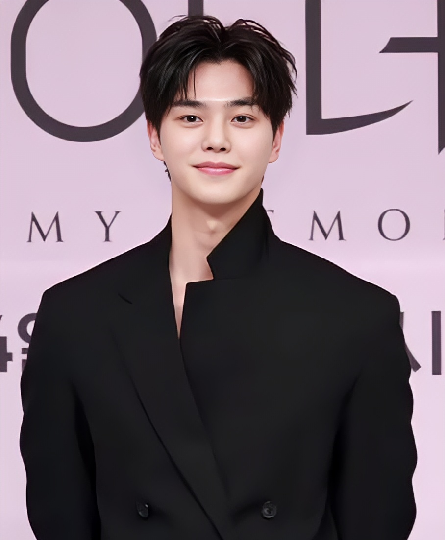 Song Kang: “Đẹp không góc chết” và thành tích khủng sau 7 năm vào nghề