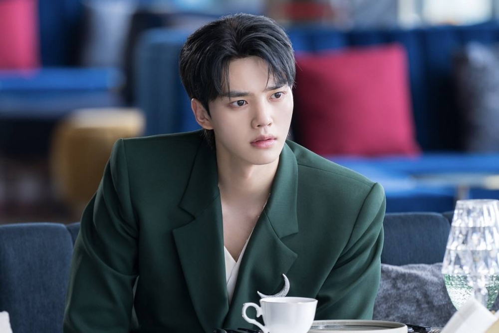 Song Kang: “Đẹp không góc chết” và thành tích khủng sau 7 năm vào nghề