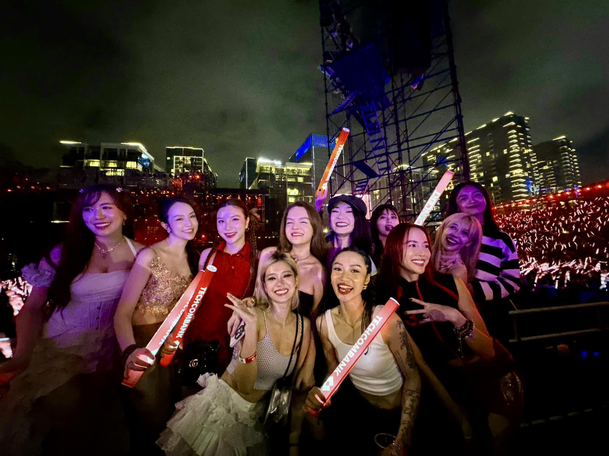 "Sao nữ quen cả Vbiz" gây sốt khi có mặt bên 63 Anh Trai ở 2 concert ...