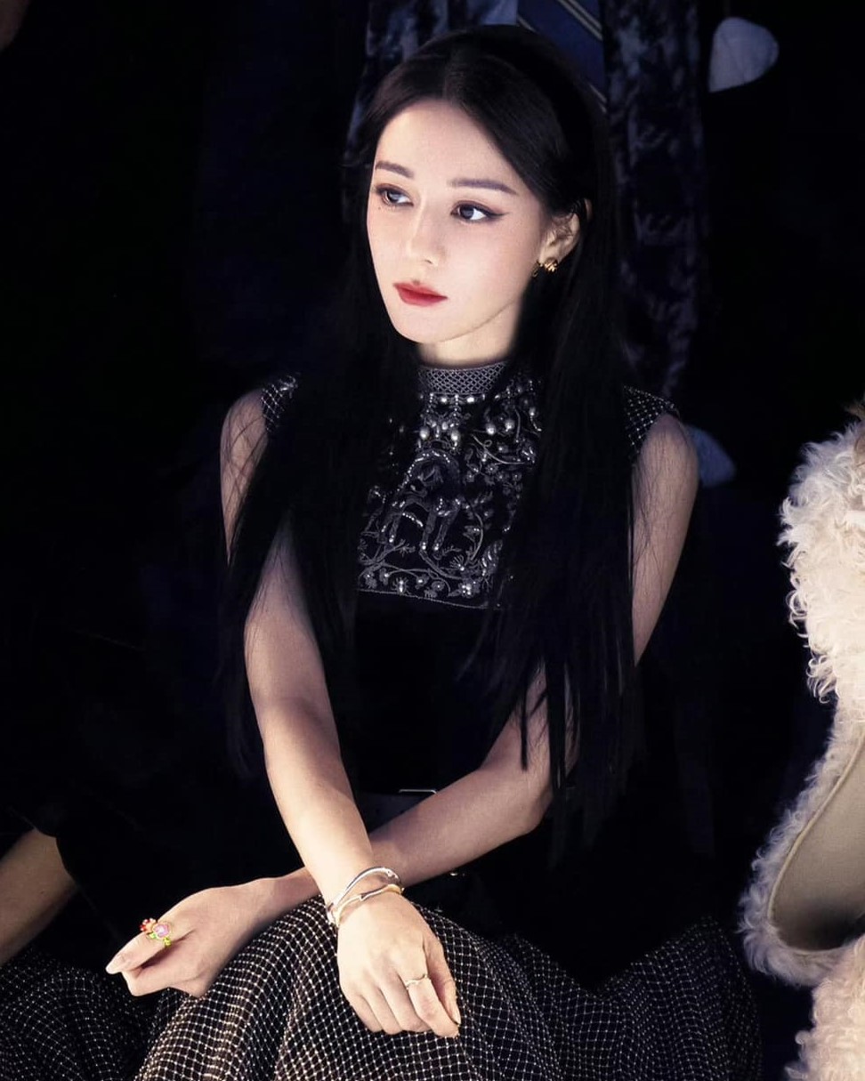 "Ma nữ" Thái Lan bất ngờ khiến bạn gái HIEUTHUHAI, Lisa, Phương Anh Đào ...