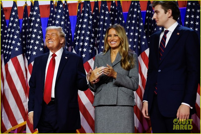 Bộ váy 6.900 USD của bà Melania mừng ông Trump thắng cử