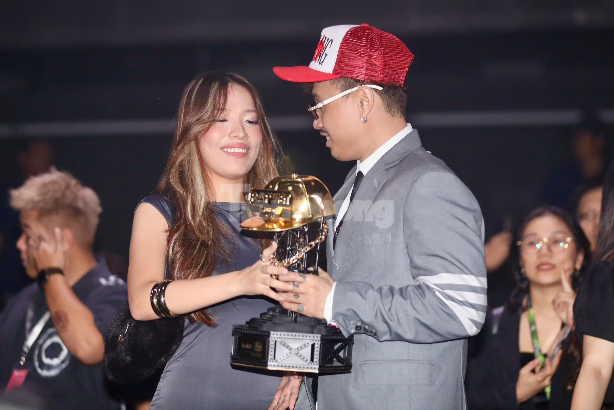 Bạn gái đến mừng Robber trở thành quán quân Rap Việt