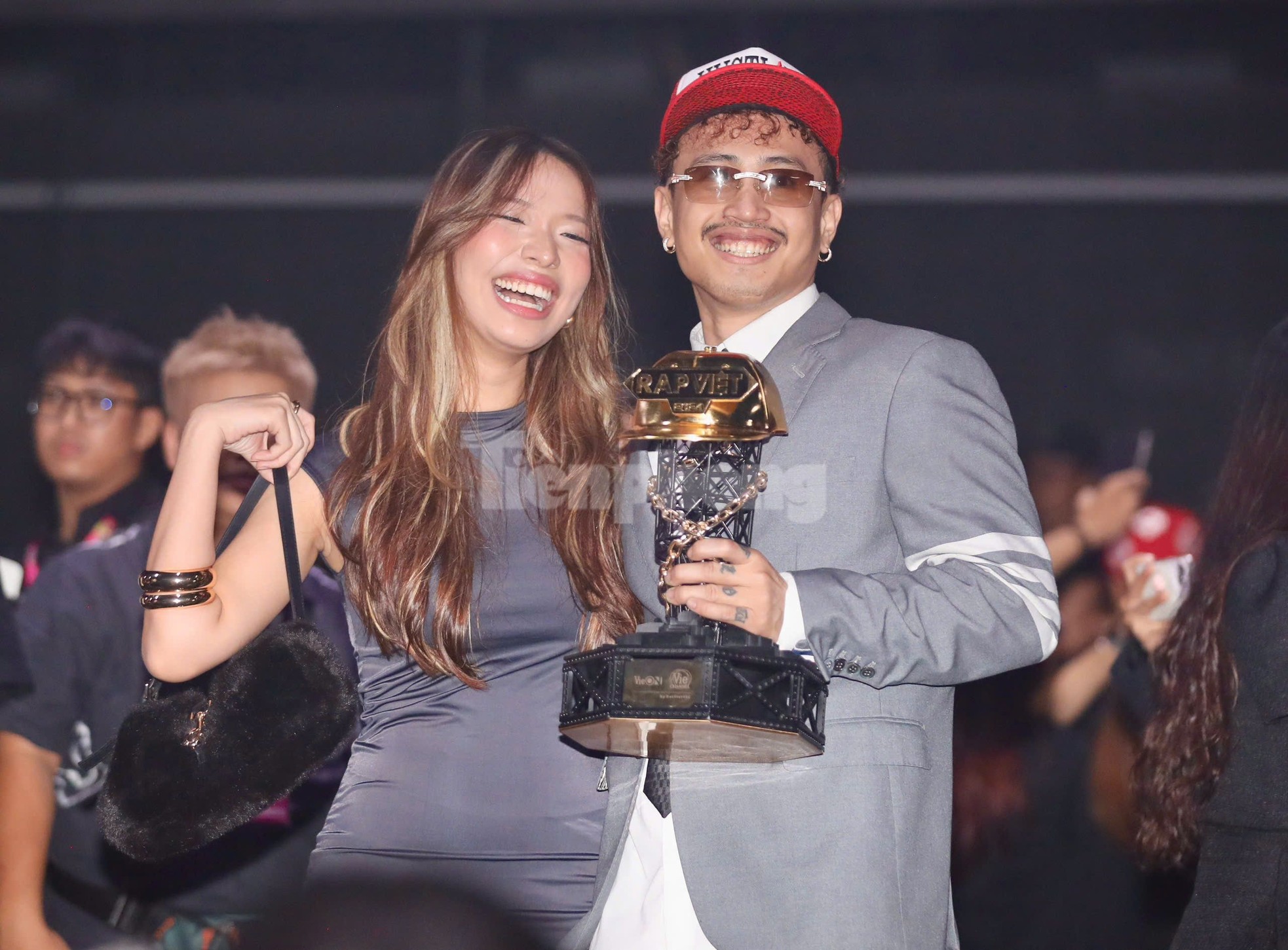 Bạn gái đến mừng Robber trở thành quán quân Rap Việt