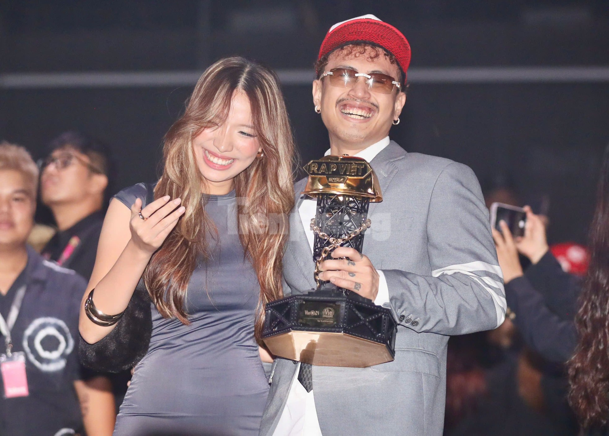 Bạn gái đến mừng Robber trở thành quán quân Rap Việt