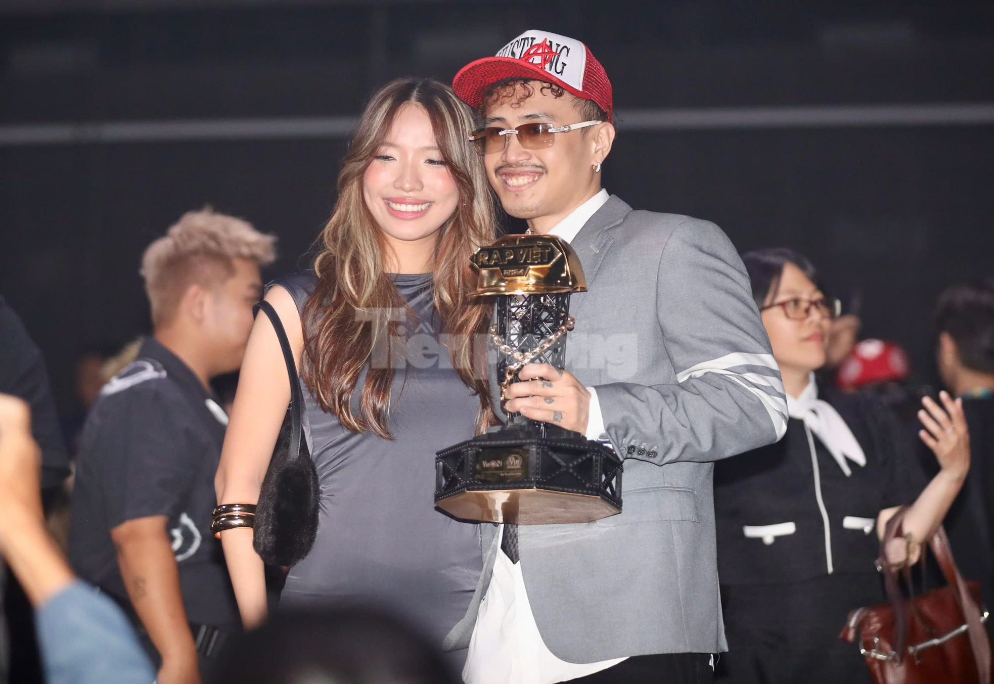 Bạn gái đến mừng Robber trở thành quán quân Rap Việt