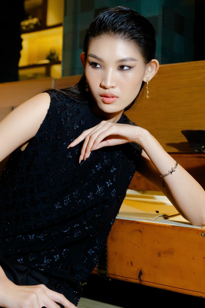 Quán quân The Face Vietnam Huỳnh Tú Anh xuất hiện đầy cá tính tại sân ...