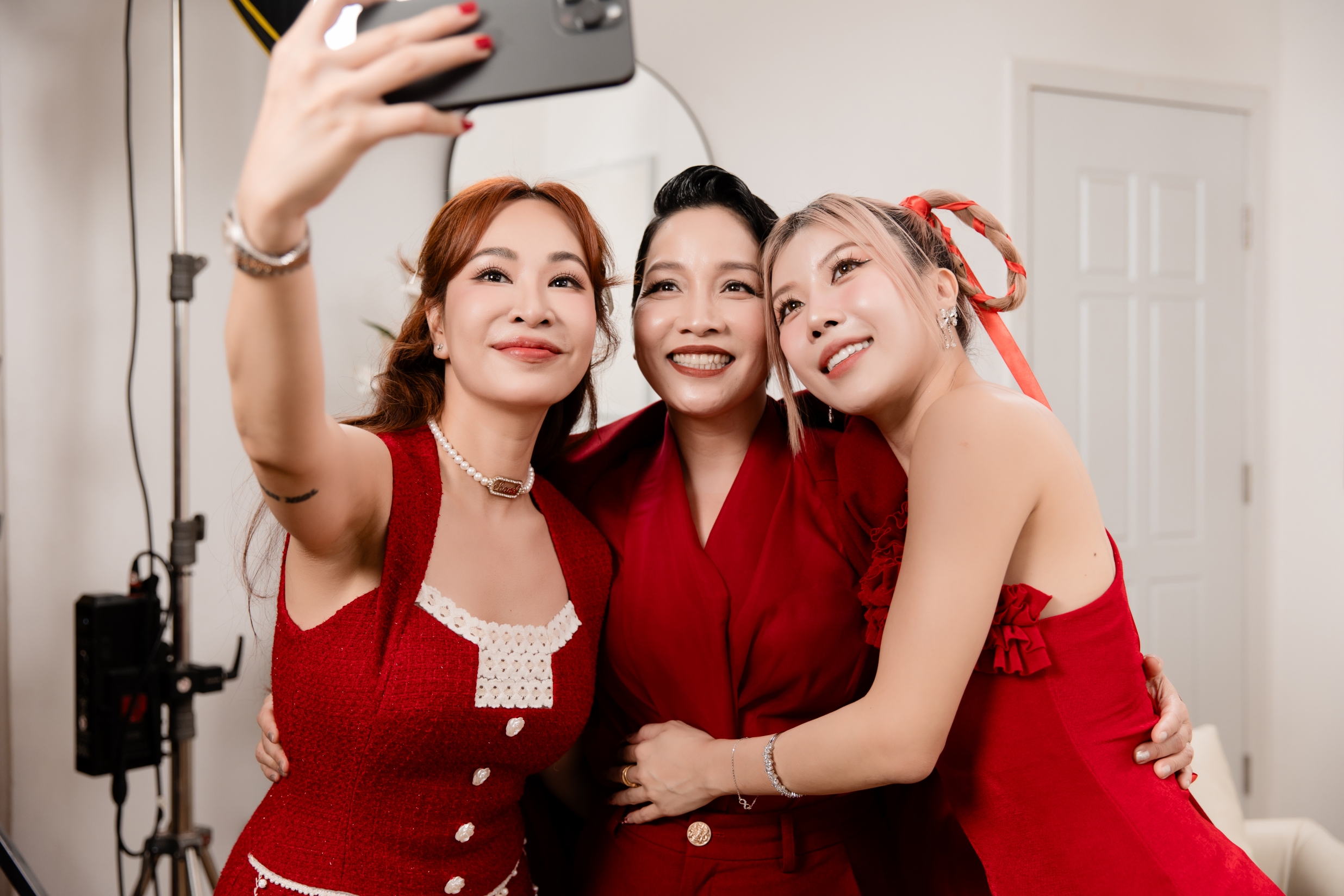 "Cột mốc lớn nhất sự nghiệp Mỹ Linh là dựa vào tường xem Mỹ Anh diễn showcase ra mắt album!"