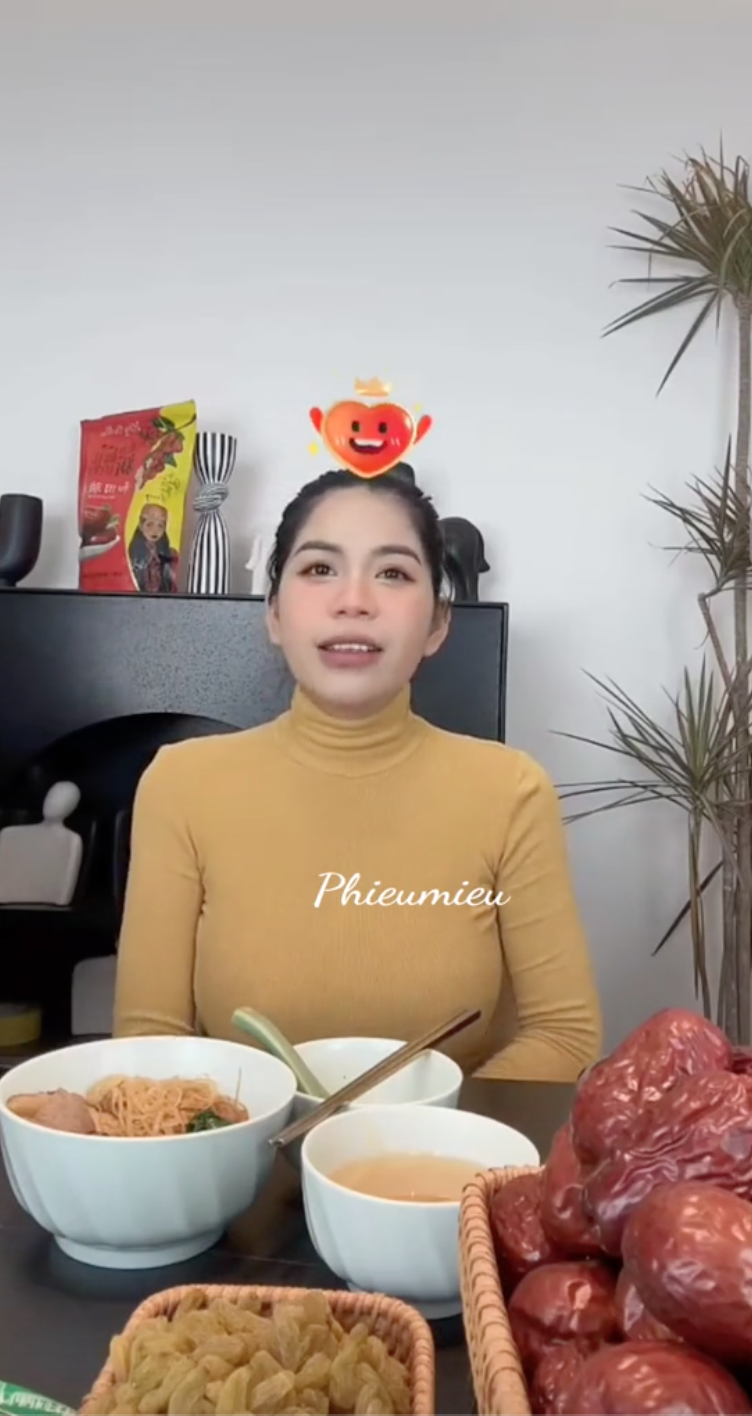 Netizen "bái phục" độ nhây của Quang Linh Vlogs: Chọn đúng mùng 1 Tết để nhắn tin xin Hằng Du ...