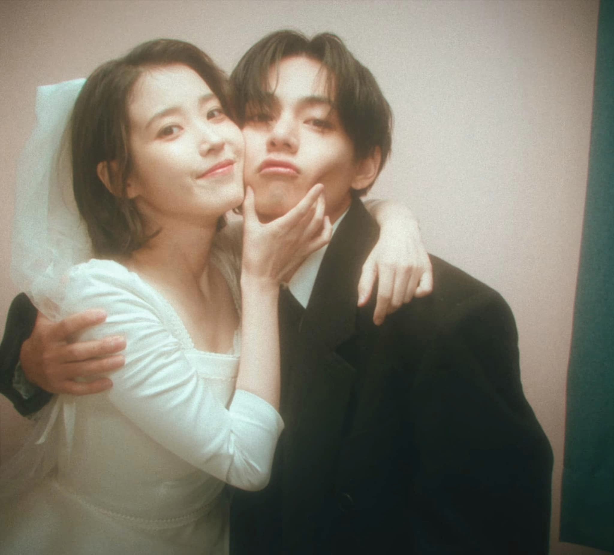 IU ra E.P mới: Chỉ có 5 bài nhưng làm tận 4 MV, thể hiện quyền lực quốc dân ở 1 điểm gây choáng!