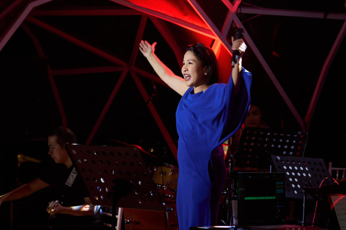 Cồng kềnh như 'chị đẹp' Uyên Linh: Viết tên Taylor Swift lên status ...