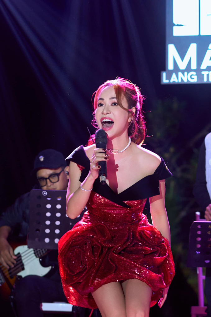 Cồng kềnh như "chị đẹp" Uyên Linh: Viết tên Taylor Swift lên status ...