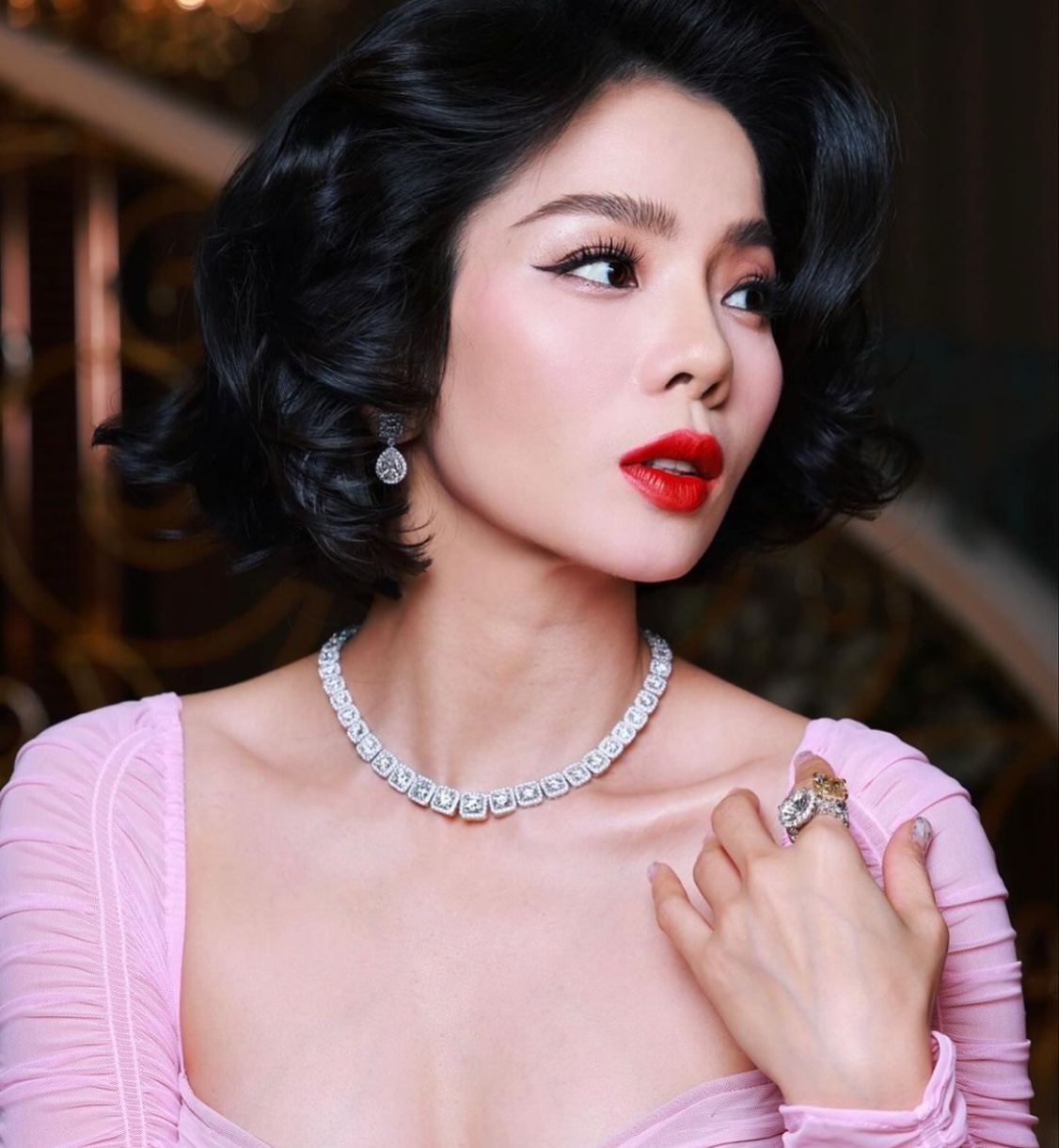 Lệ Quyên liên tục có động thái ẩn ý giữa lúc bị cư dân mạng chê ăn mặc ...