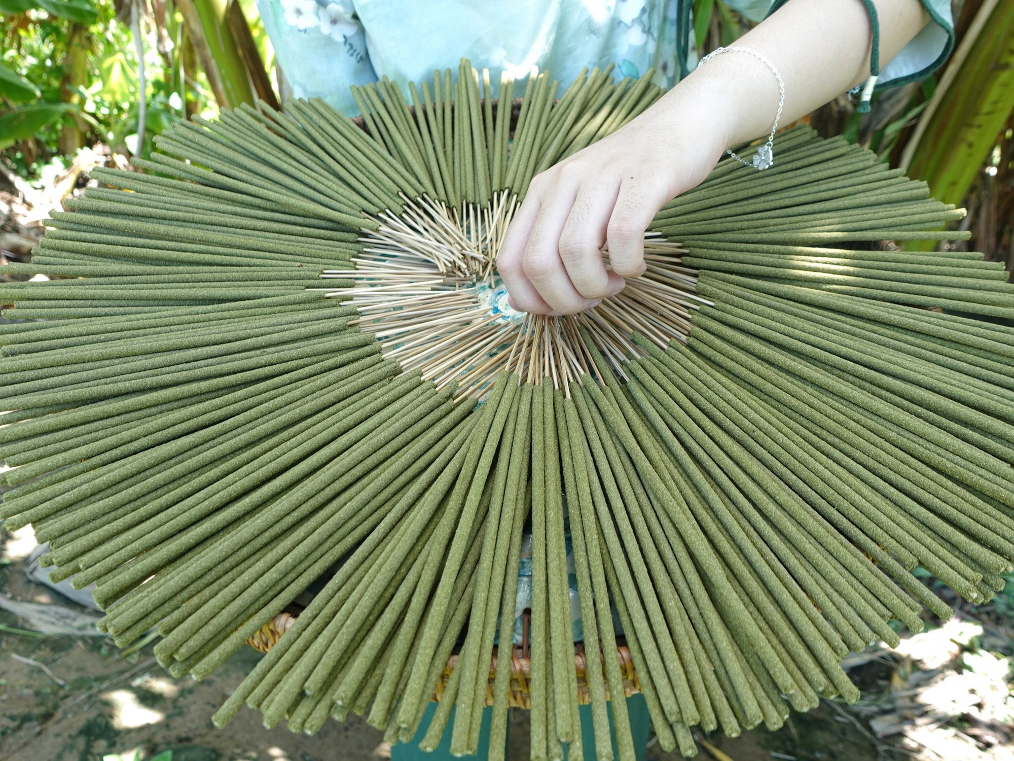 Nhang cuộn tàn có tốt không? Bí quyết chọn được nhang sạch vừa tốt cho ...