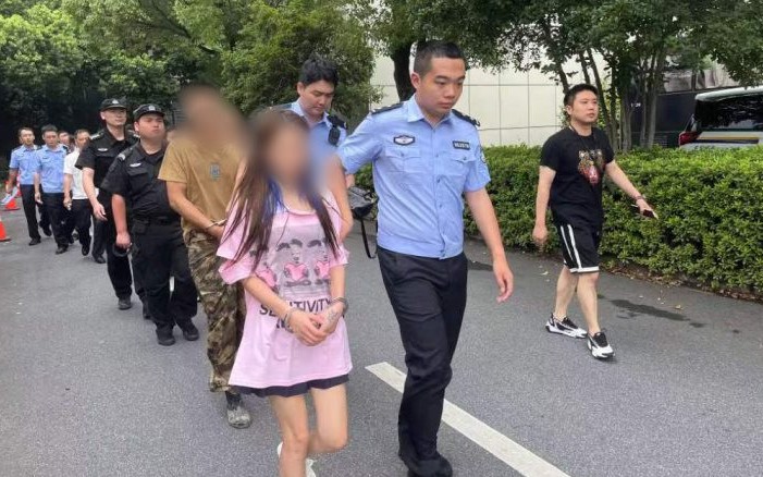 LỪA ĐẢO RÚT TIỀN TỪ NGÂN HÀNG, tin tức Mới nhất Người đàn ông ra ngân ...