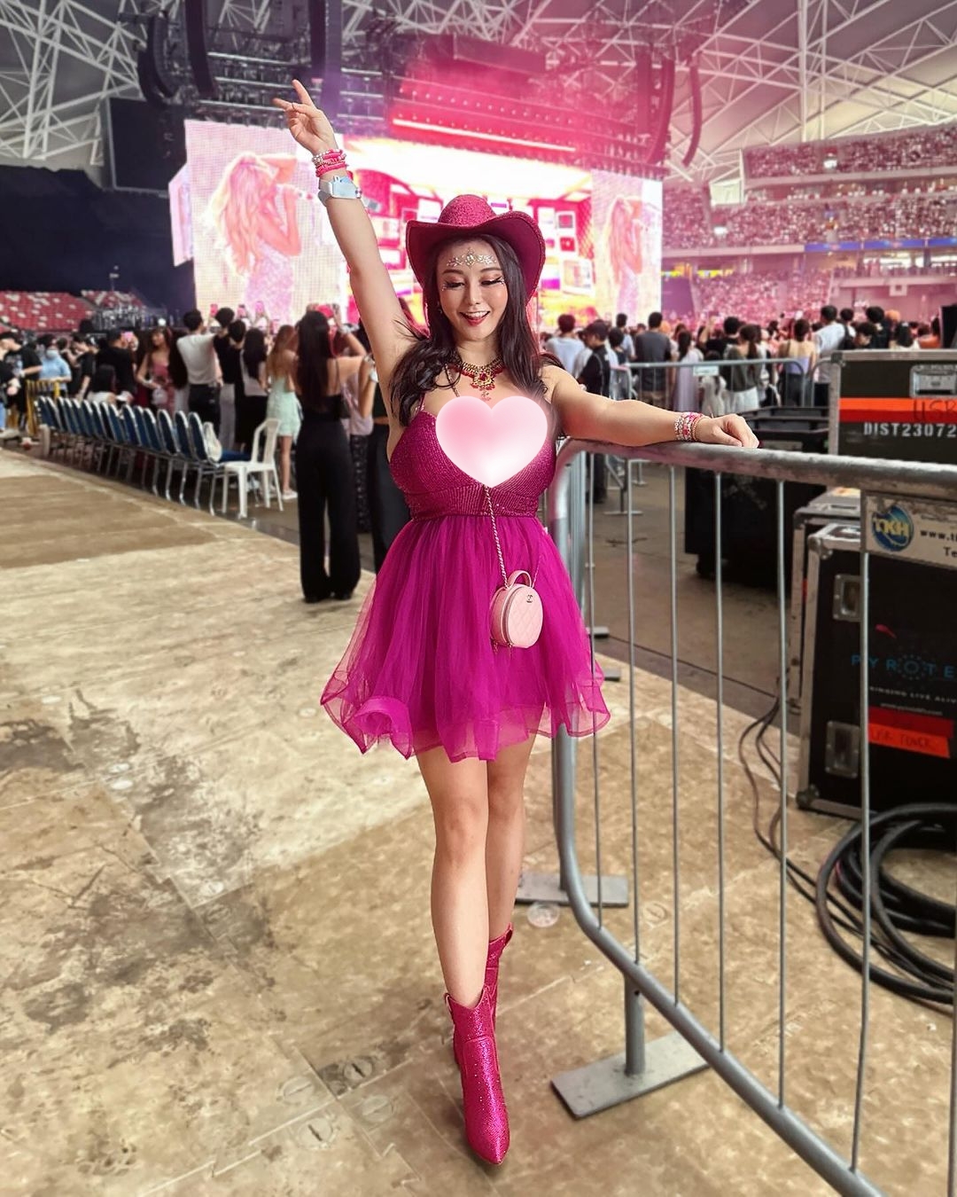 Gái xinh xả ngày ngày đầu cực "cháy" ở concert Taylor Swift: Lên đồ ...