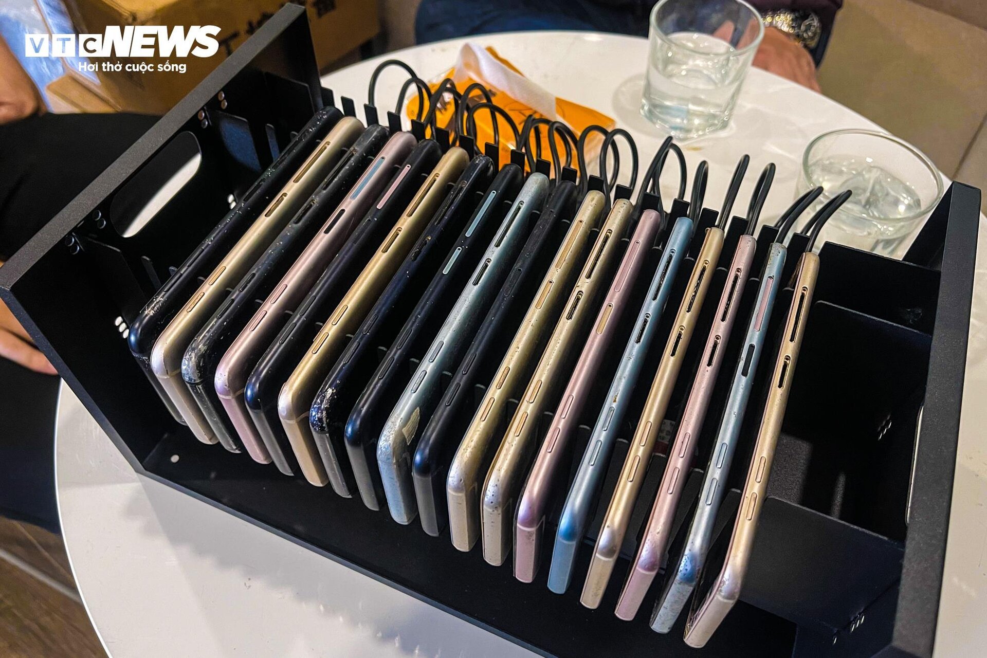 Đột nhập xưởng Phone Farm tạo triệu view trên TikTok, Facebook