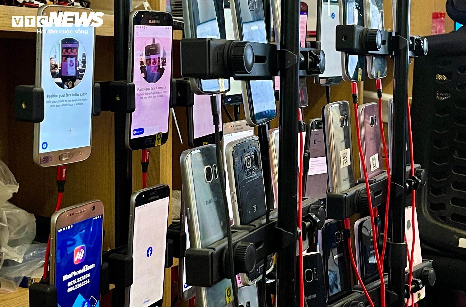 Đột nhập xưởng Phone Farm tạo triệu view trên TikTok, Facebook