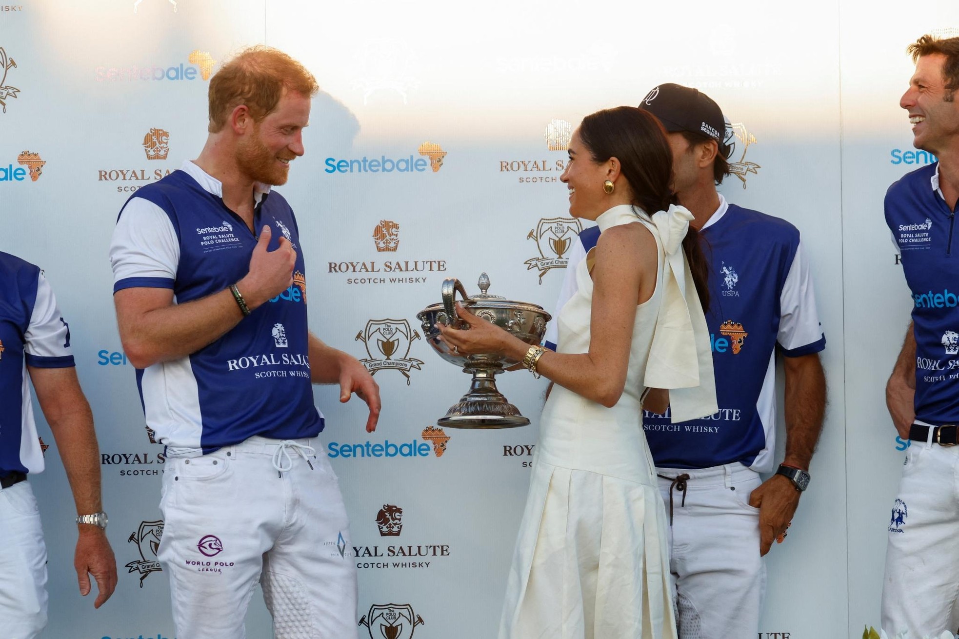Harry and Meghan Kiss on The Polo Field - updatetin.com