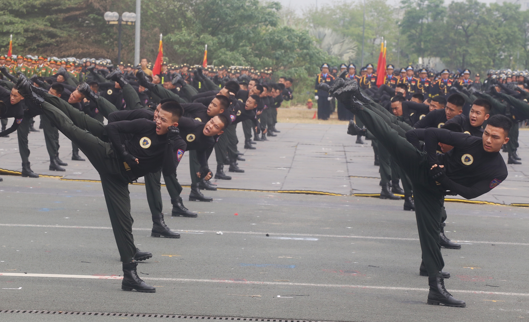 Hình ảnh chưa từng có trong lịch sử CSCĐ Việt Nam: 5.000 chiến sĩ, 100 ...