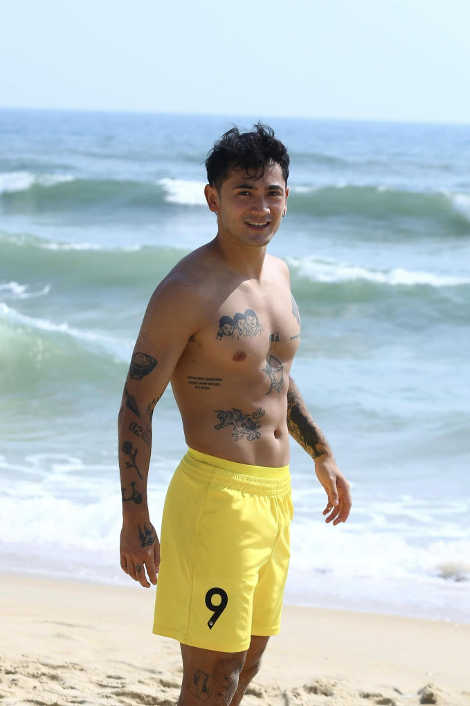 Dàn cầu thủ đọ body cực phẩm: Khoe toàn "múi sầu riêng", đá bóng dầm ...