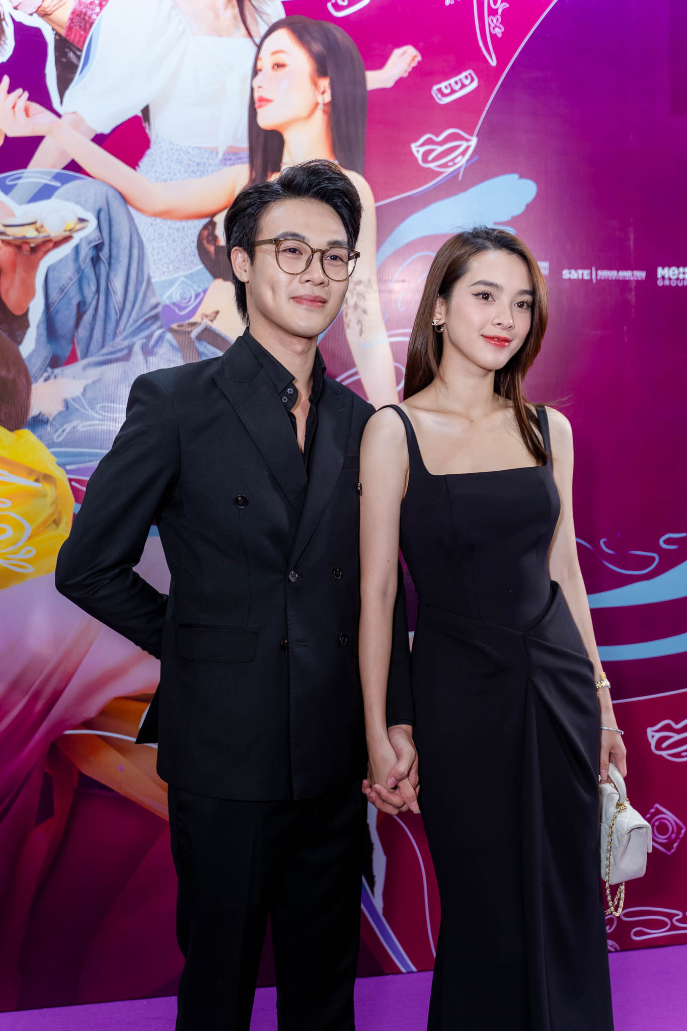 Jun Vũ hở bạo khoe đường cong hút mắt, Quỳnh Lương tay trong tay với bạn trai thiếu gia ở thảm ...