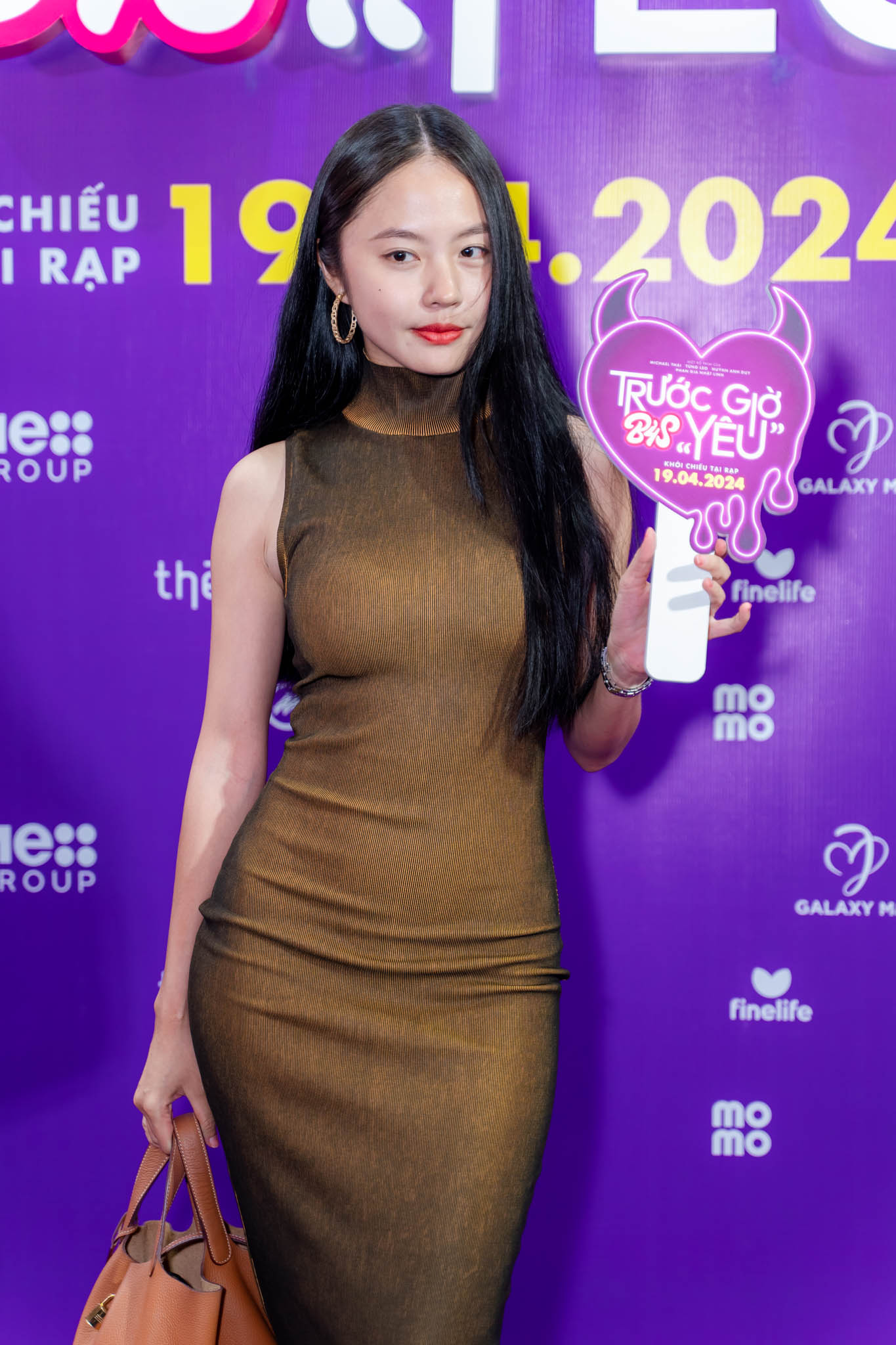 Jun Vũ hở bạo khoe đường cong hút mắt, Quỳnh Lương tay trong tay với ...