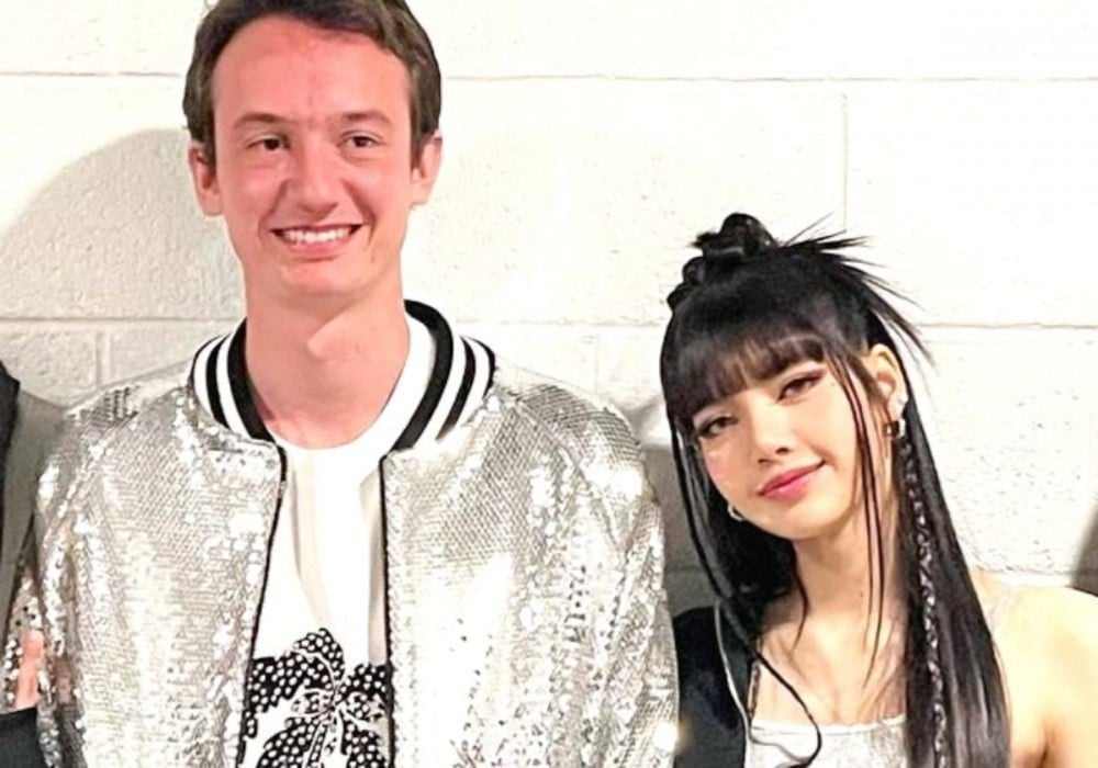 Lisa (BLACKPINK) tung hint làm album nhưng lại lộ bằng chứng hẹn hò bạn ...