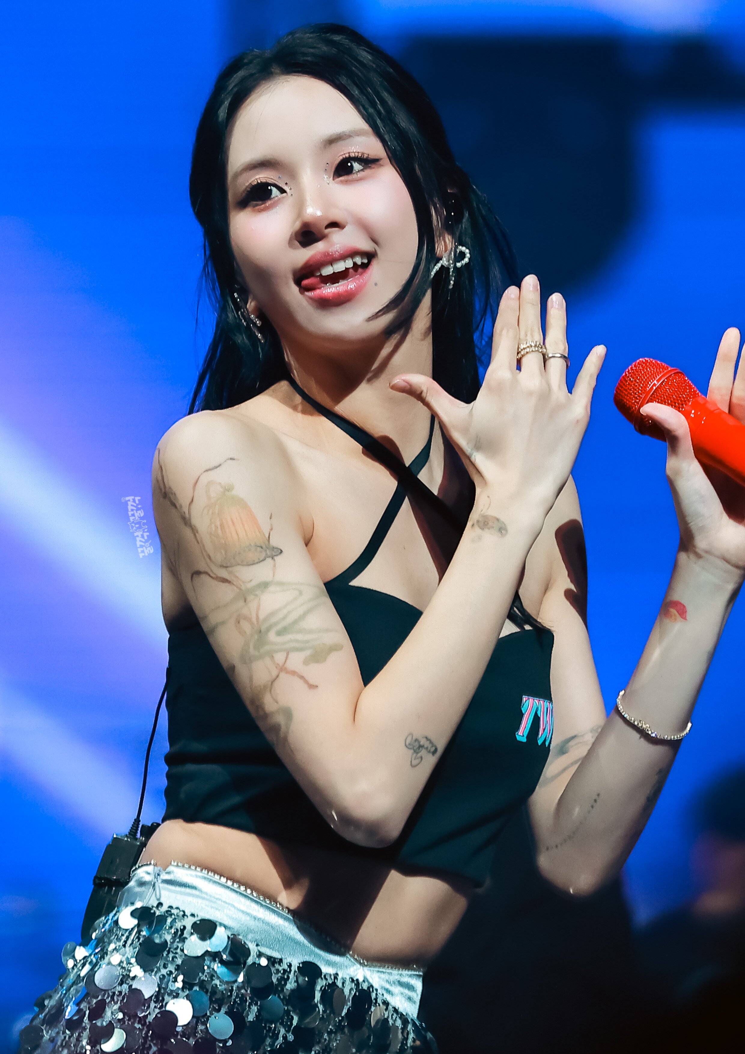 TWICE member slipped her hand to reveal a bold side photo "hybrid rose ...