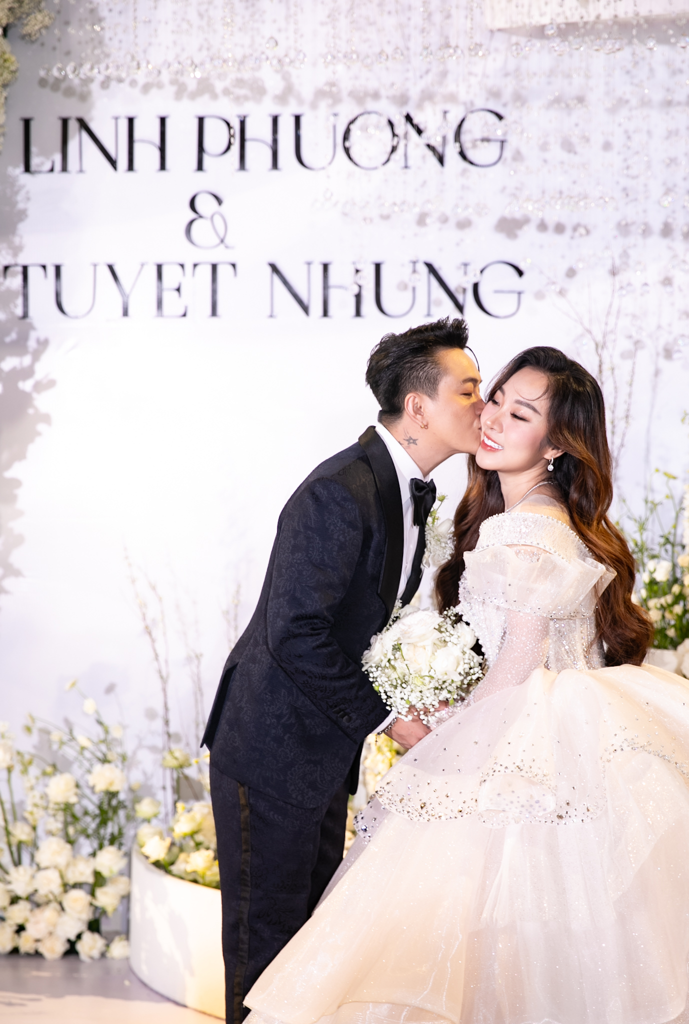 Đám cưới TiTi (HKT): Cô dâu - chú rể hôn cực ngọt, dàn sao Vbiz đổ bộ ...