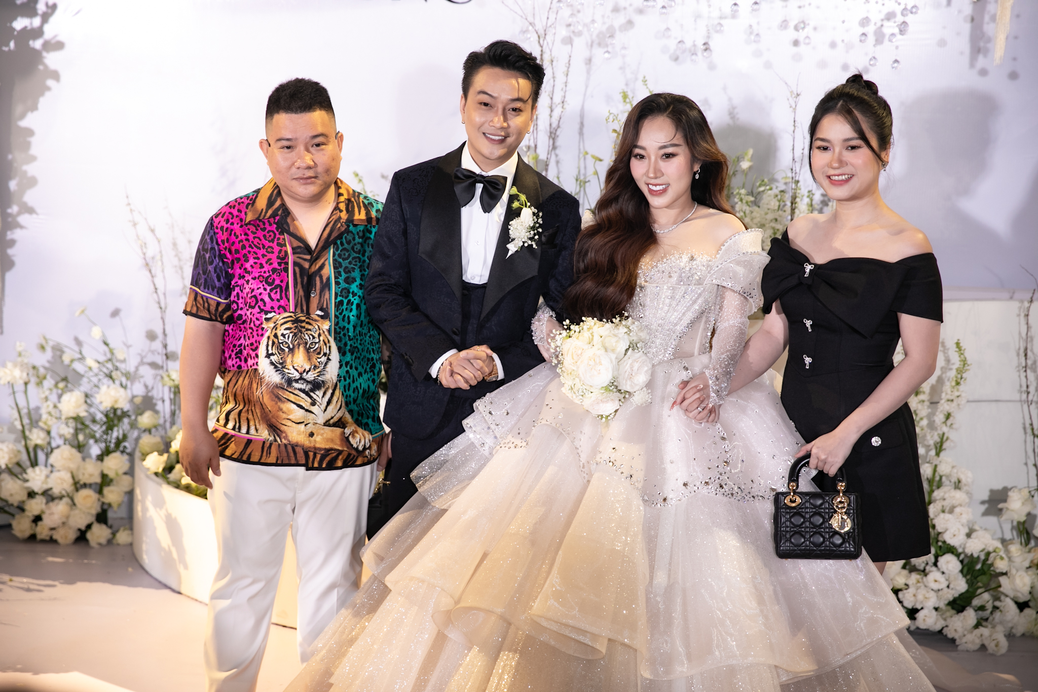Đám cưới TiTi (HKT): Cô dâu - chú rể hôn cực ngọt, dàn sao Vbiz đổ bộ ...