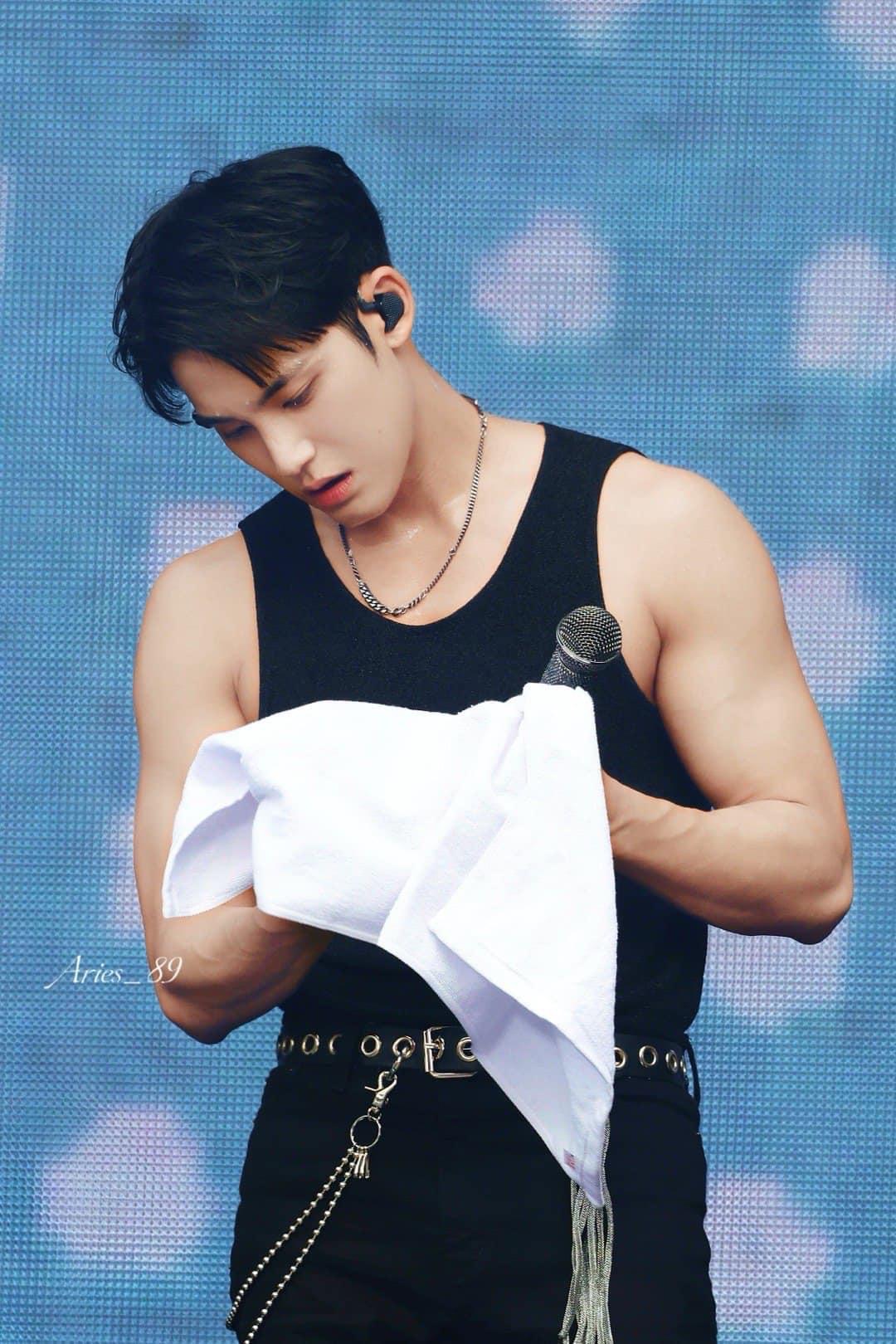 The moment "nation's husband" Mingyu took off his shirt and wiped his ...