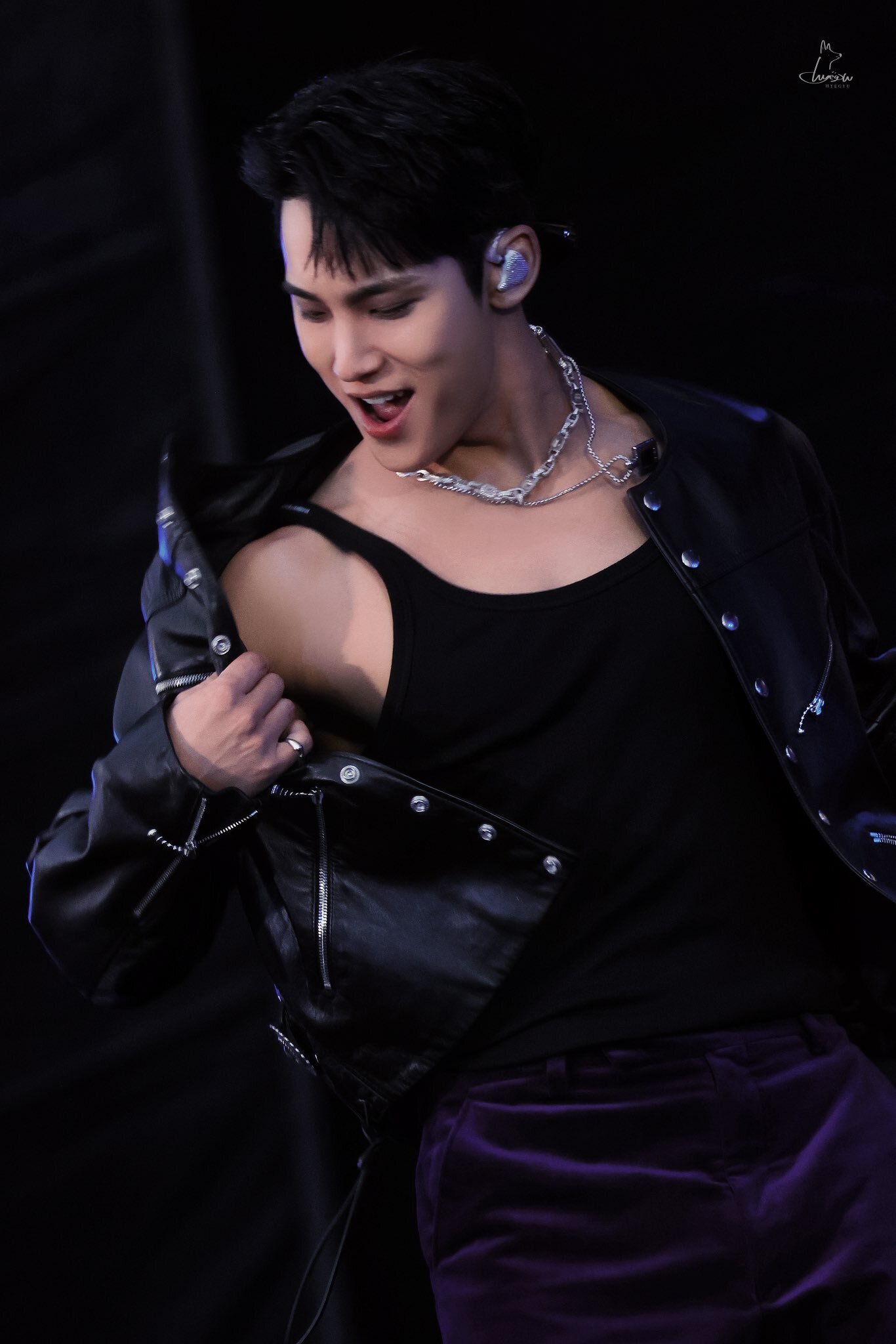 "Chồng quốc dân" Mingyu (SEVENTEEN) đăng vlog sang Mỹ làm nhạc