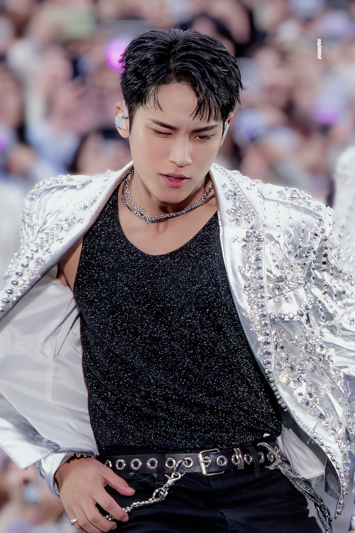 "Chồng quốc dân" Mingyu (SEVENTEEN) đăng vlog sang Mỹ làm nhạc