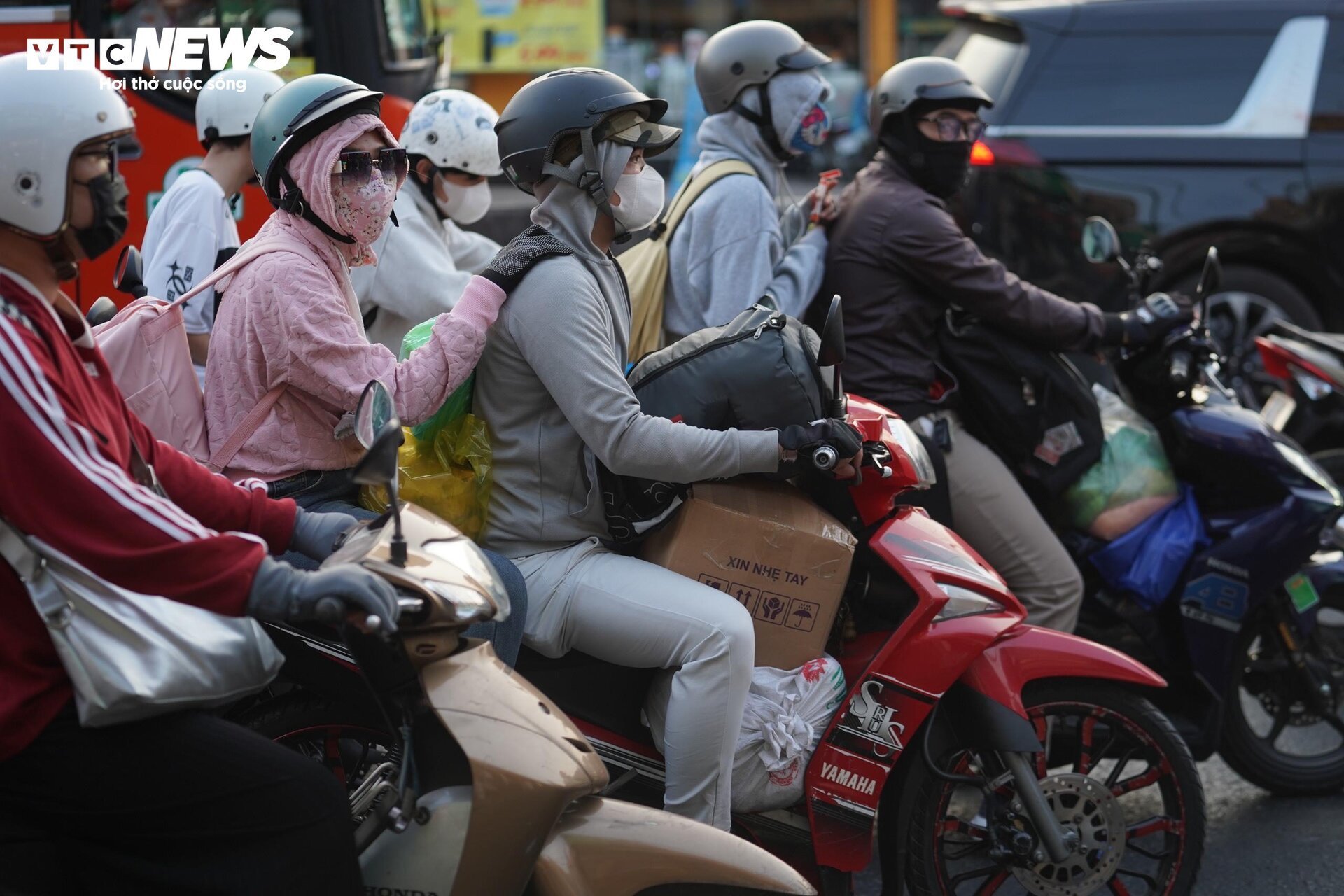 Dòng người "chôn chân" trong nắng rát tại các cửa ngõ TP.HCM